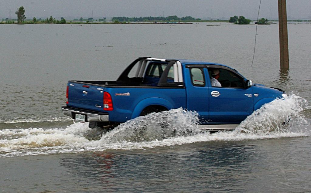 Kenderaan Pacuan 4×4 Dalam Situasi Banjir. Jangan Terlebih Jangkaan ...