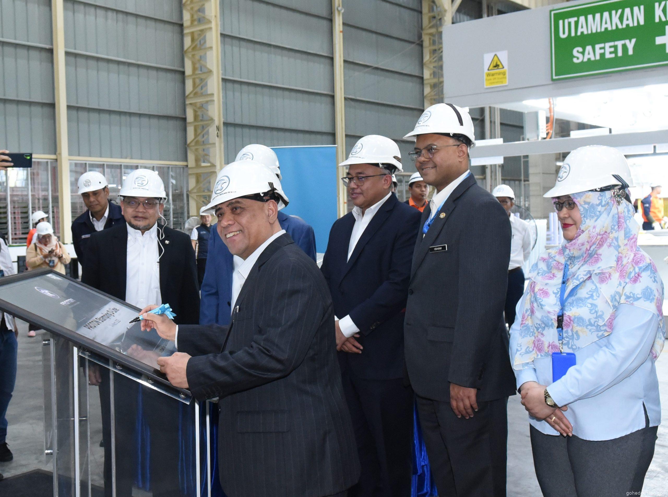 MB-Perak-2nd-from-left-signing-on-the-plaque | Gohed Gostan